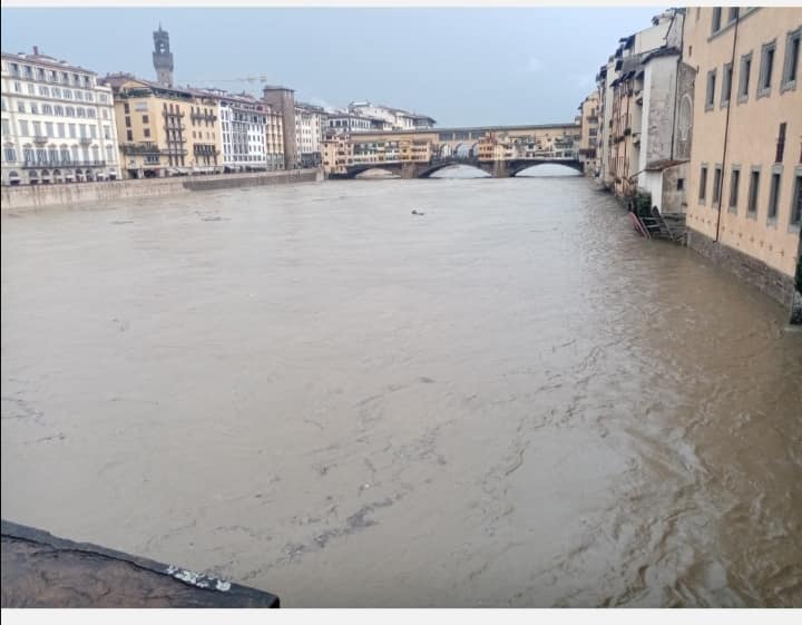 Piena dell'Arno a Firenze, le foto del 16 dicembre 2022 • Nove da Firenze