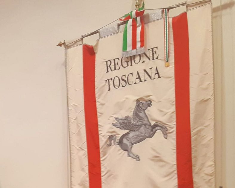 Mai più fascismi: il gonfalone della Toscana a Roma • Nove da Firenze