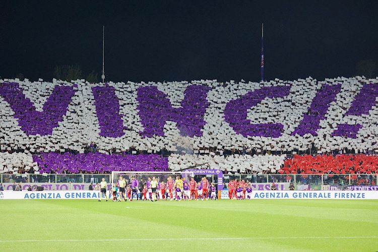 Finale Coppa Italia, i tifosi viola nella curva della Roma • Nove da ...