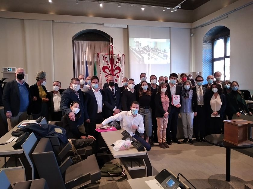 Sacchi a Milano con il gagliardetto di Firenze • Nove da Firenze