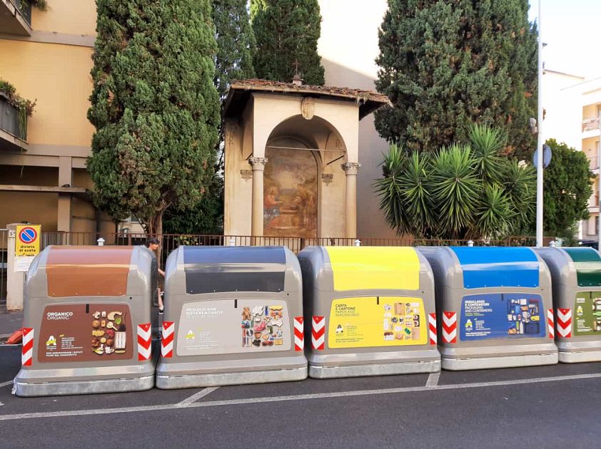 Cassonetti davanti al tabernacolo del Cinquecento • Nove da Firenze