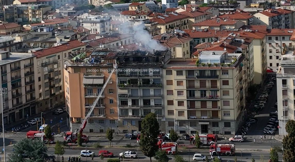 In fiamme un condominio sul lungarno Cristoforo Colombo • Nove da Firenze