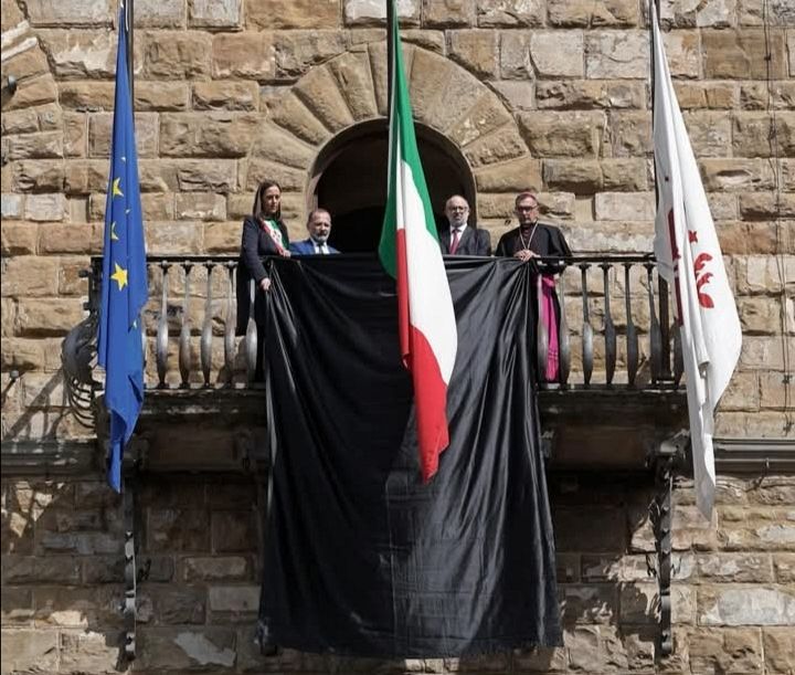 Morto Papa Francesco, drappo nero in Palazzo Vecchio • Nove da Firenze