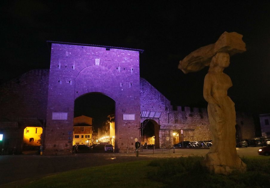 Firenze, le porte storiche illuminate di viola • Nove da Firenze