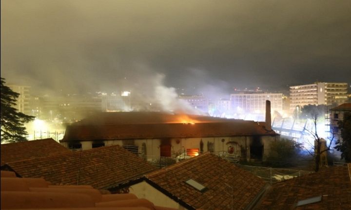 Ex Meccanotessile, incendio nella notte • Nove da Firenze