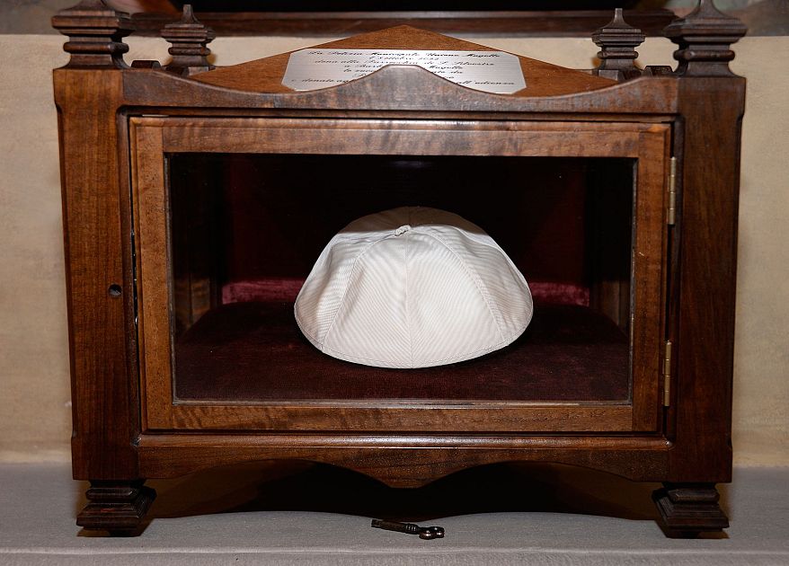 Lo Zucchetto donato dal Papa consegnato al Parroco di Barberino • Nove ...