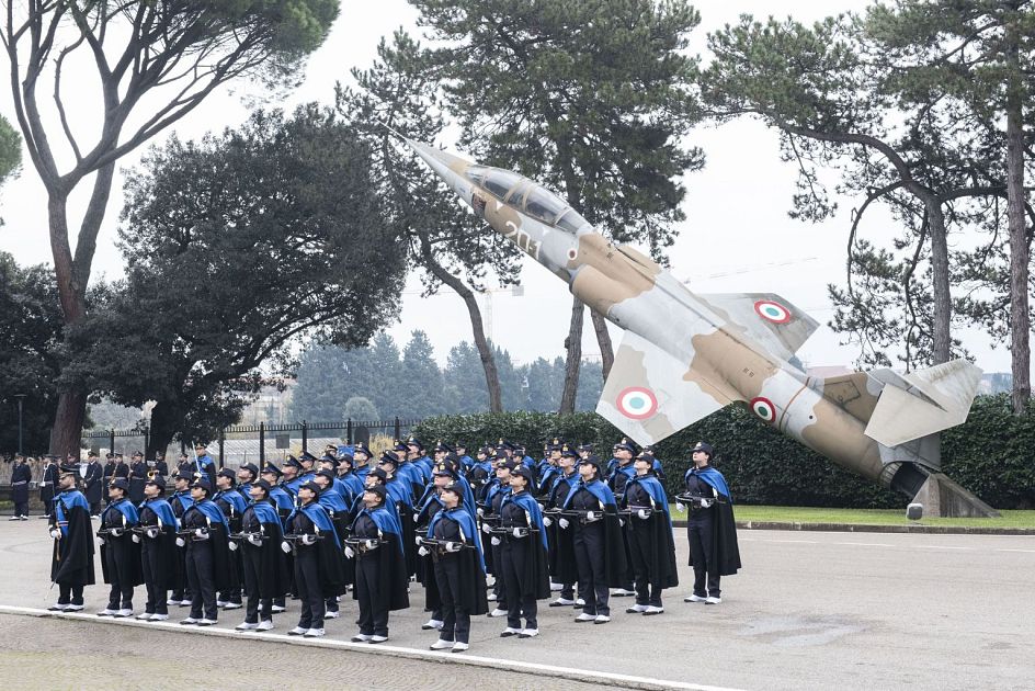 Fedeltà, onore e disciplina: il Giuramento alla Scuola Douhet • Nove da ...