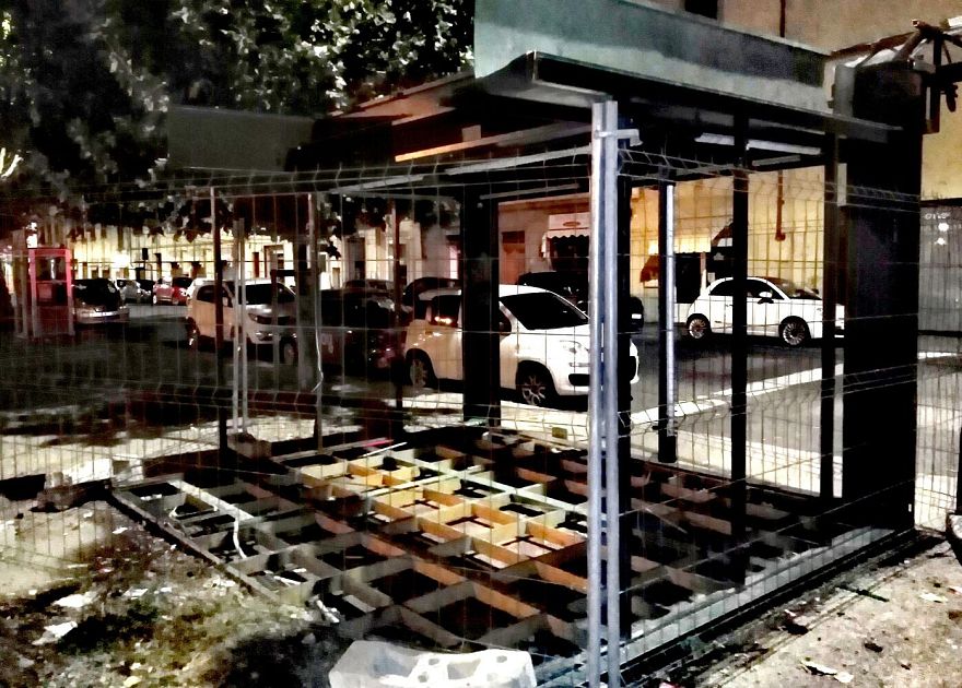 Galluzzo: l'edicola che viene smontata ora sembra uno scheletro • Nove ...