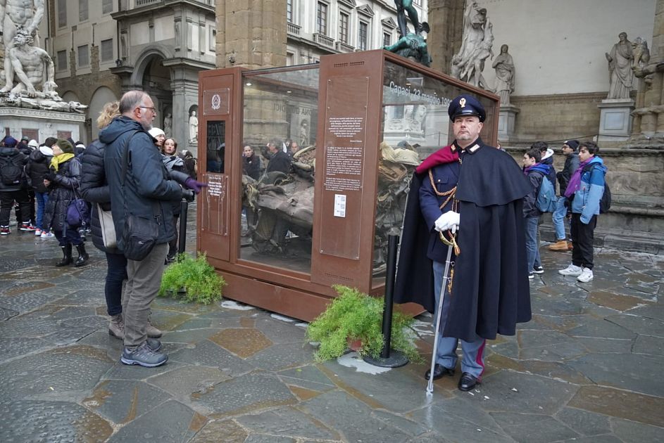 La Teca con i resti della 'Quarto Savona Quindici' in piazza Signoria ...