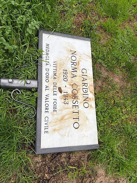 Sorgane, buttata giù e imbrattata la targa a Norma Cossetto • Nove da ...